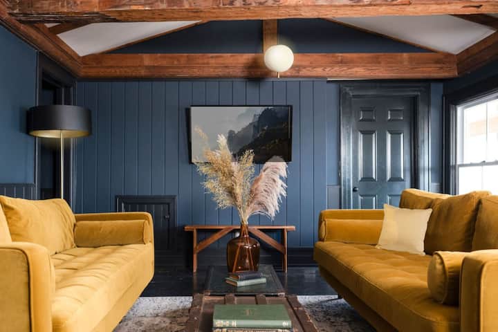 The Portland | 8 Bedroom | Historic Waterview Home - Prince Edward