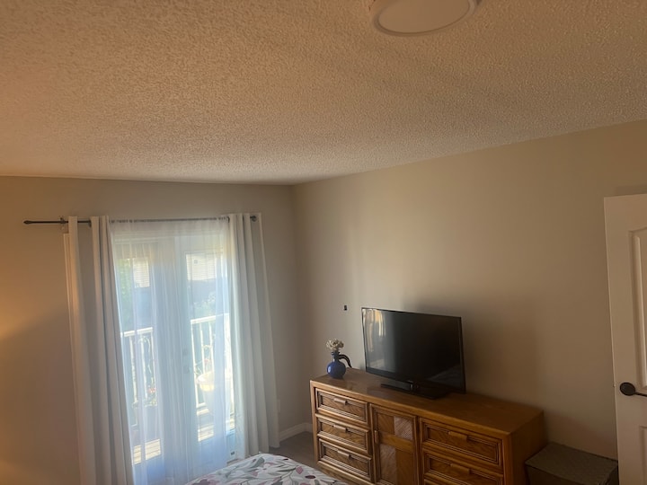 Bright 2 Bedroom Unit In Airdrie - Airdrie