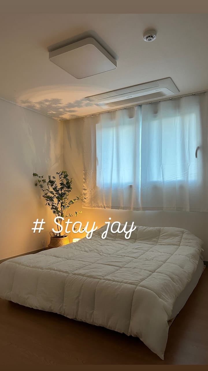 스테이제이 / 복층 / 테라스 /감귤밭 뷰 / 감성숙소
퀸침대 3개
넷플,유튜브O - Jeju-do