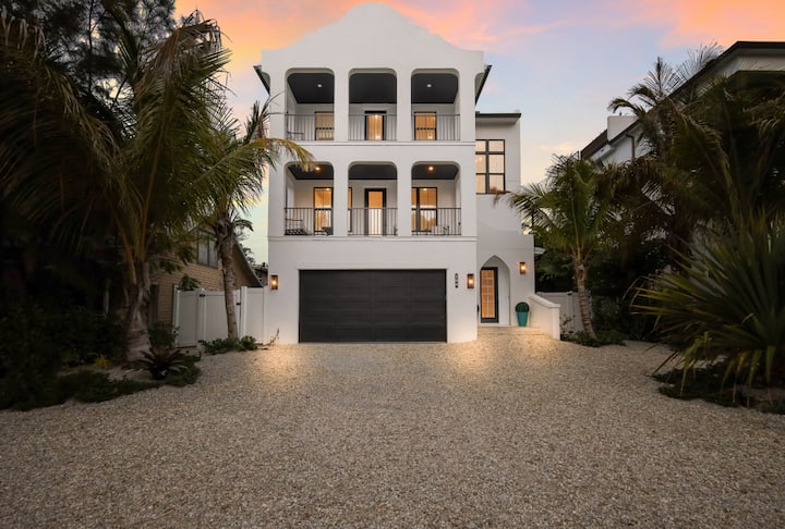 New! Meet Me At Sunset! 3 Homes From The Beach! - Anna Maria Island, FL