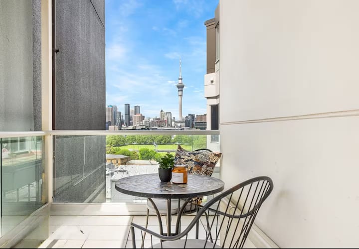 Modern 2-bedroom City Retreat With Parking - Auckland
