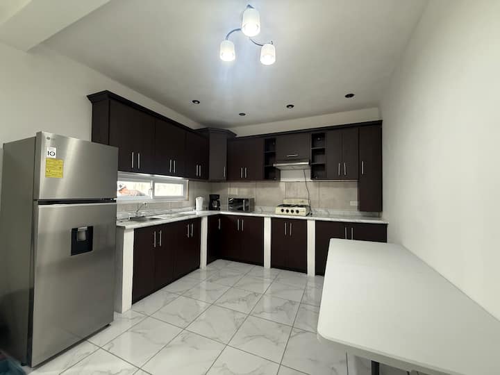 Disfruta De Una Casa Preciosa Y Amplia - Retalhuleu