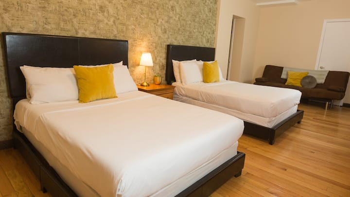 Central Hotel Room With Two Double Beds - Boucherville
