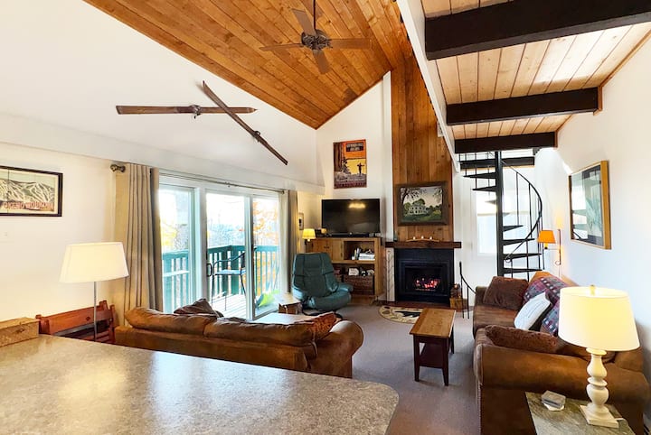 Trailside Ski In-ski Out/fireplace/sleeps 8 - Ludlow, VT