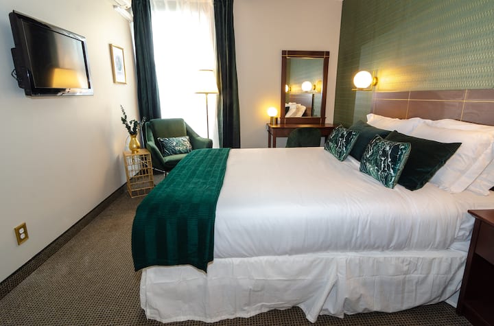 Queen Hotel Room With Terrace In Central Location - Montreal