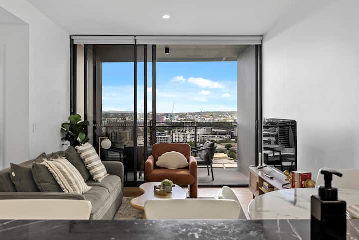 Stylish Apt W/ Stunning Views, Pool, Gym & Parking - Brisbane