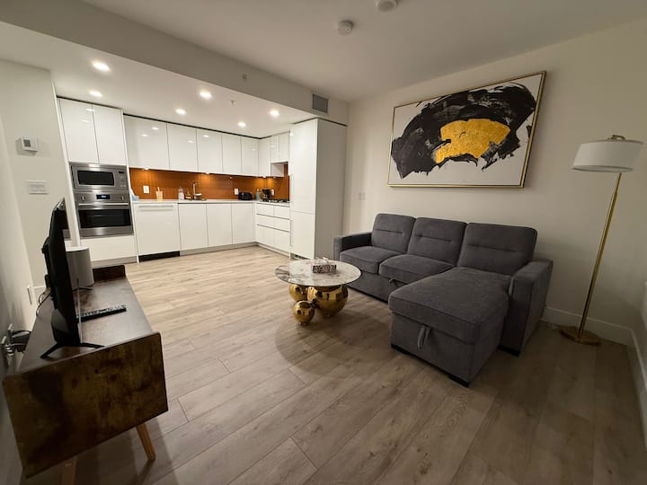 Surrey Central High-rise | 1br | Walk To Skytrain - New Westminster