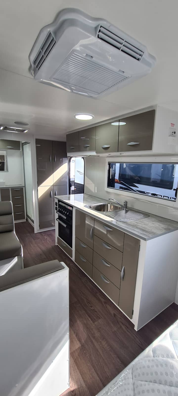 20' Supreme Classic Tourer Caravan - 