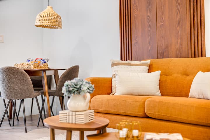 Comfortable House Design District + Pool & Grill - Miami, FL