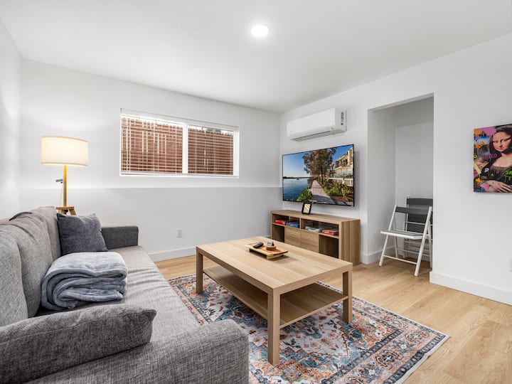 Brand New Downtown Pueblo Loft - Private Parking ! - Pueblo, CO