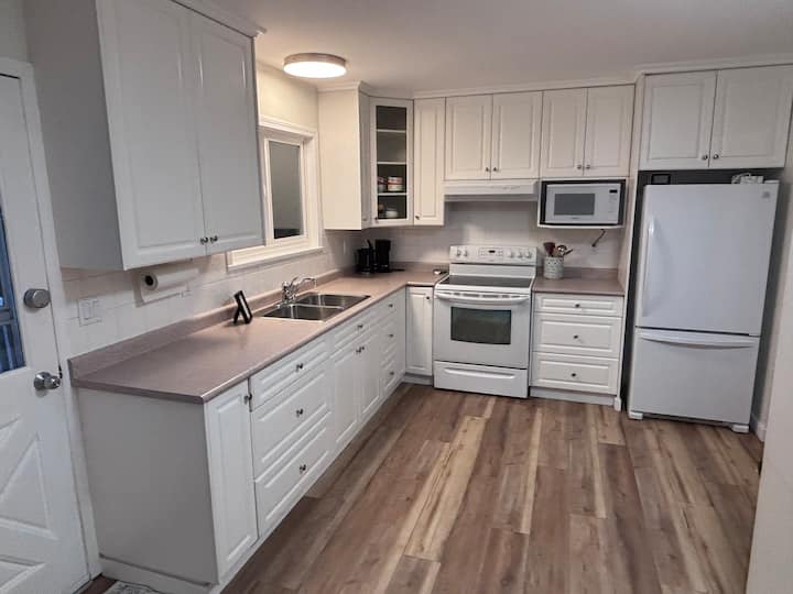 Large 3 Bdrm Home (Upper Suite) With Patio & Yard - Langford