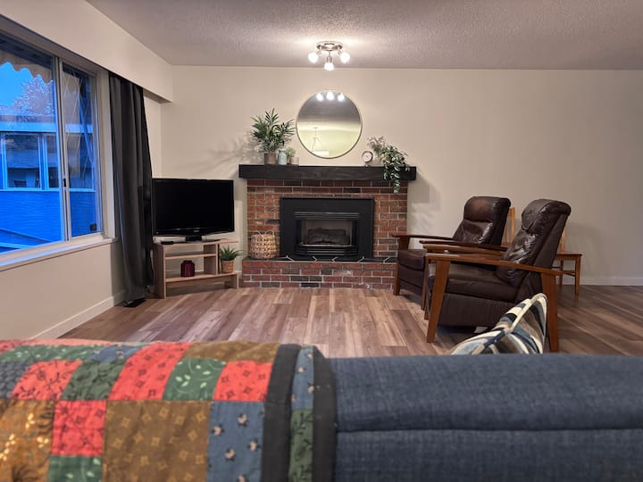 Large 3 Bdrm Home (Upper Suite) With Patio & Yard - Langford