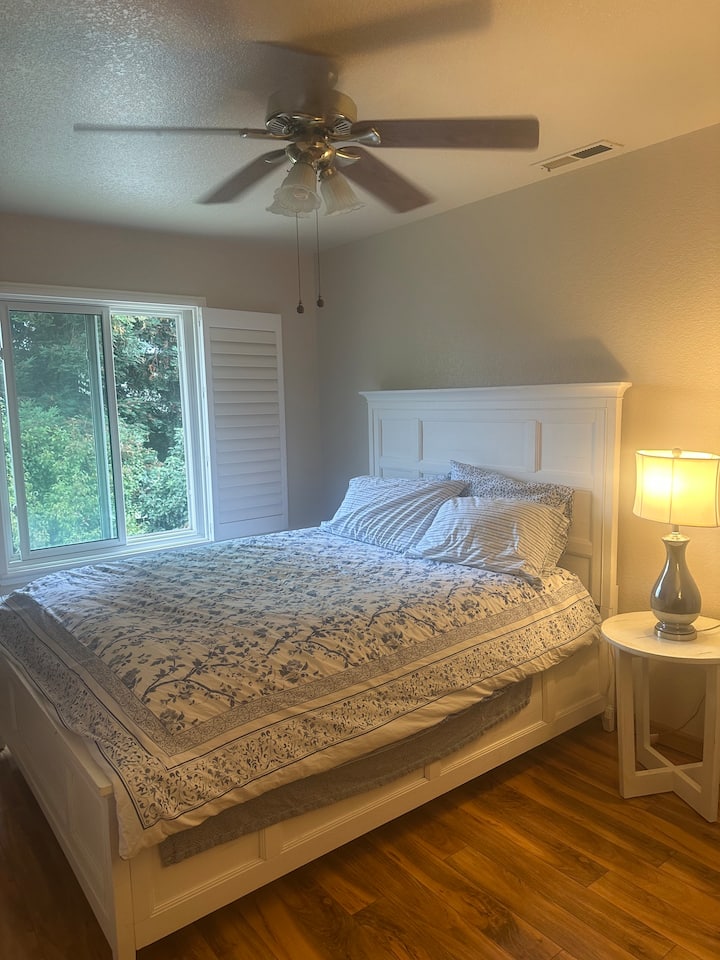 Quiet Upstairs Garden-view Queen, Private Bathroom - Petaluma, CA