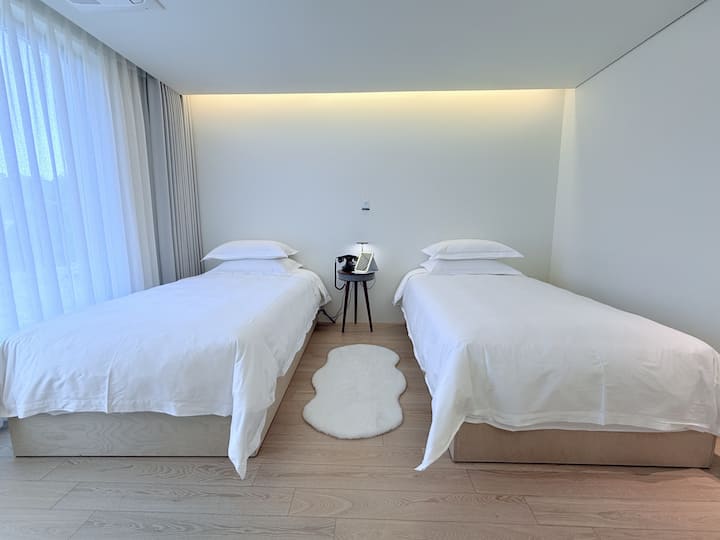 공항 근처 자연속에서 요가하는 신성의숲 부티크호텔 트윈룸 A - Jeju-si