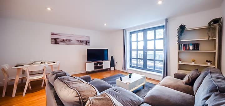 Stylish 2br Flat | Free Parking | Fast Wi-fi - Bristol