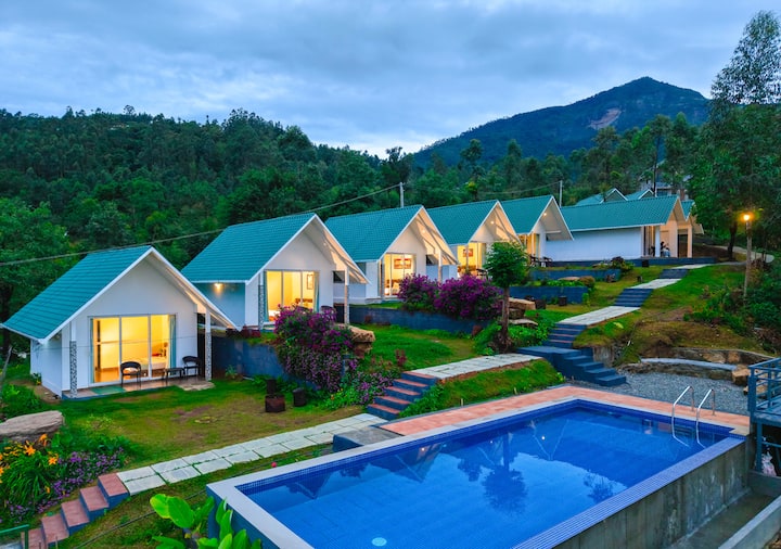 Kanthalloor Mountain View Room | Pool & Dining - Marayoor