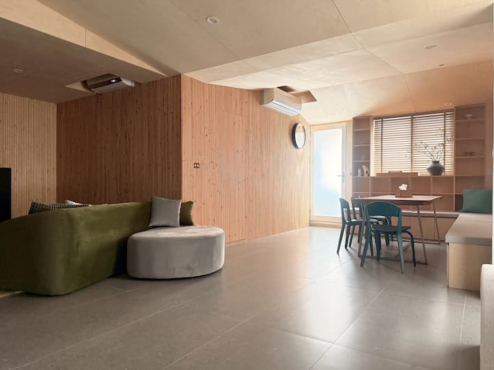 臨近向上市場/審計新村/勤美誠品/2室一廳日式詫寂風格大公寓(一日只接一組客人).可入住6-10人 - 北屯區