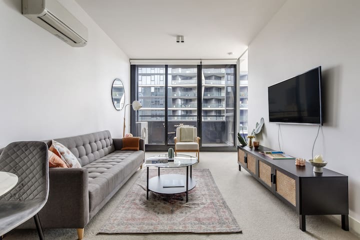 The Albert Edge—relaxed Lakeside Escape With Gym - Australia