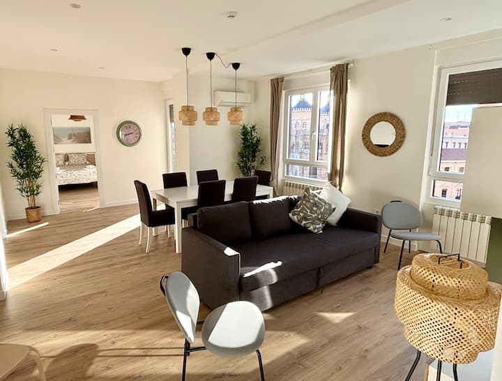 Espacios Blanco Santiago: 5 Habitaciones Y 150 M² - Valladolid