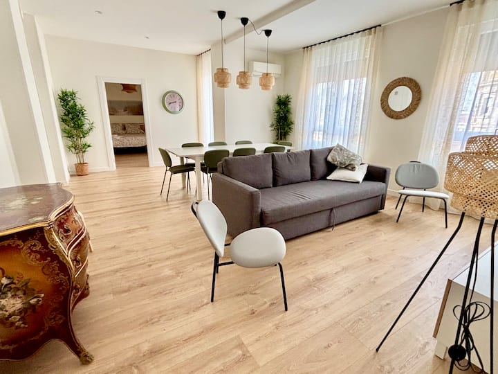 Espacios Blanco Santiago: 5 Habitaciones Y 150 M² - Valladolid, España