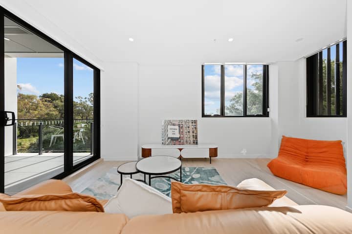 Modern 2-bed Apartment With Balcony In Caringbah - Cronulla