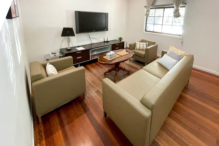 Spacious 4-bed Family Home Near Airport - Randwick