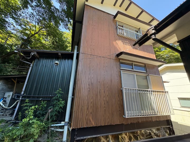 駅のホームから1秒！静かな山の中にある秘密基地を一棟貸切。bbq・大浴場・焚火・屋外シアター - Hakone