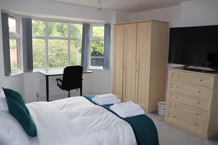 Spacious Room Near Warwick Uni With Desk & Tv - Coventry