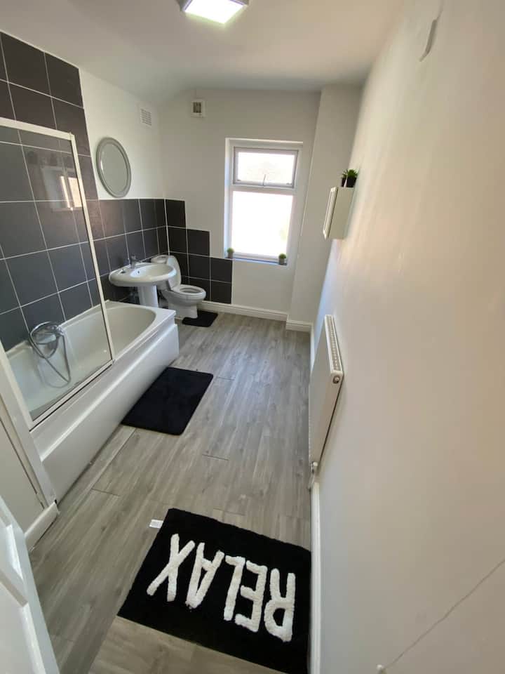 Spacious And Cozy Two-bedroom House - Leicester