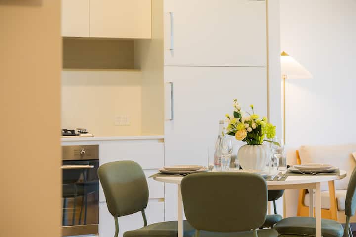Chic & Spacious | Pool + Gym | Walk To Uni/train - Sydney