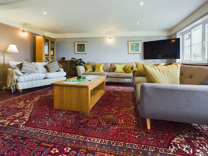 Spacious Countryside Retreat W/parking And Hot Tub - Chepstow