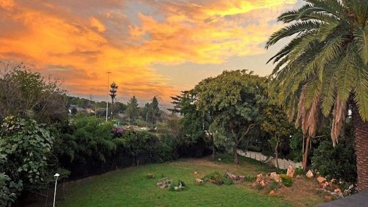 Tranquil Cottage | Secure, Homely & Solar-powered - Sandton