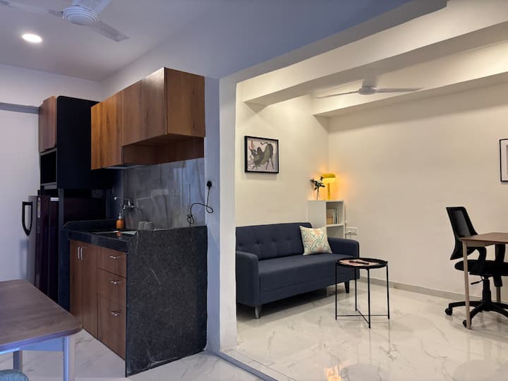 Cozy Functional Home In Khar - Mumbai