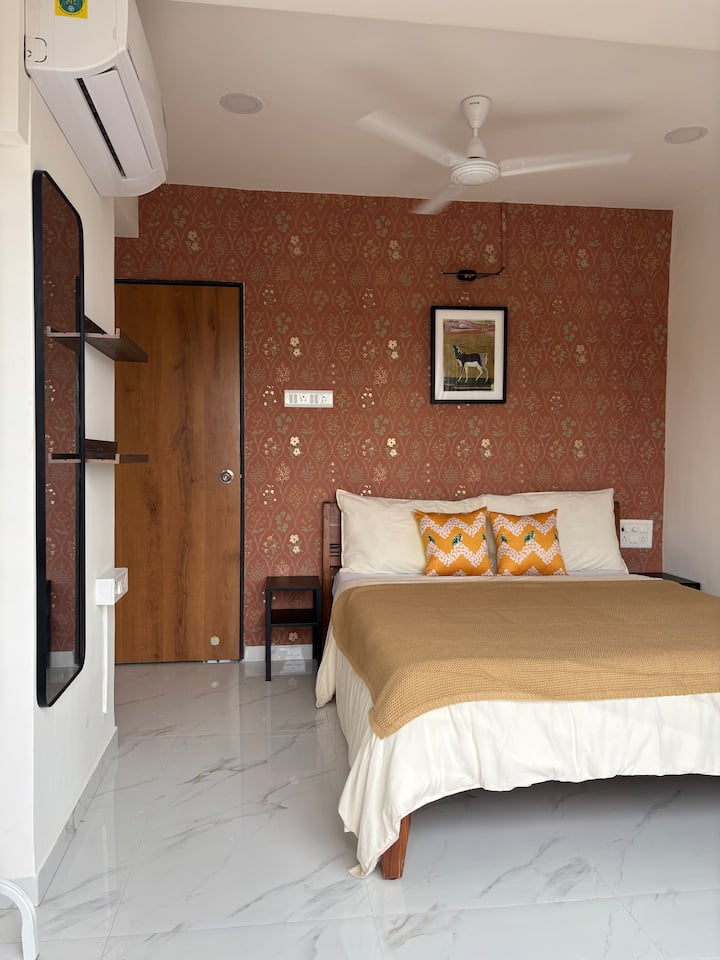 Cozy Functional Home In Khar - Mumbai