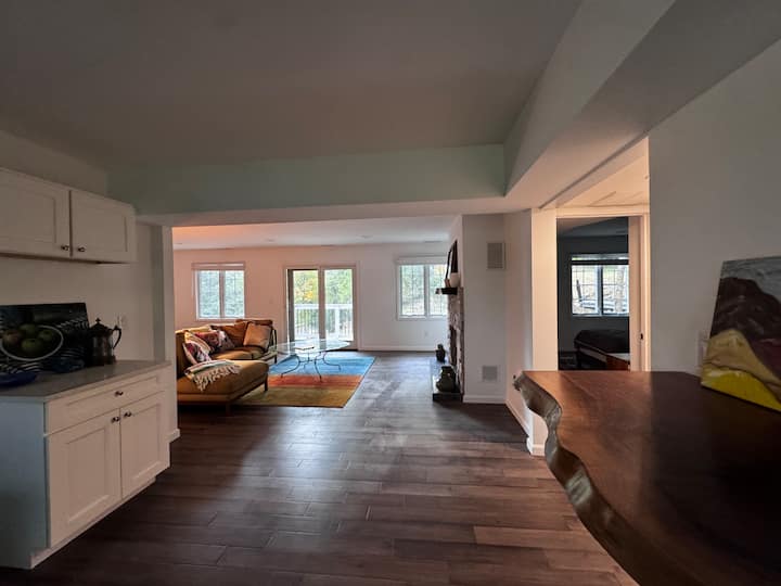 Spacious Master Suite Apartment - Bainbridge, OH