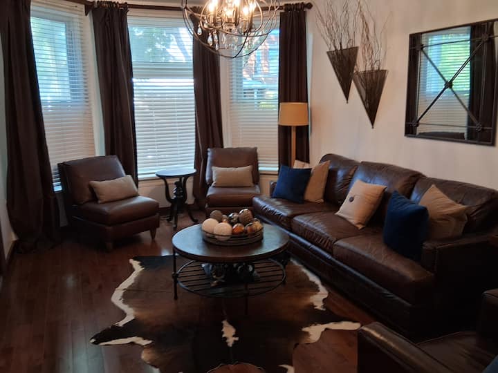 Charming North Center Apt/sleeps 6
Walk To Wrigley - Chicago, IL