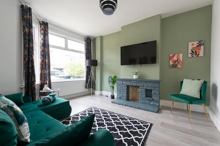 Modern 3 Bed House / Sleeps 6 / Free Parking - London