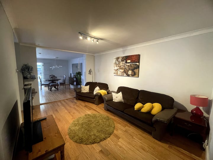 Charming 4-bedroom Bungalow In Ashford, Surrey - London Heathrow Airport (LHR)
