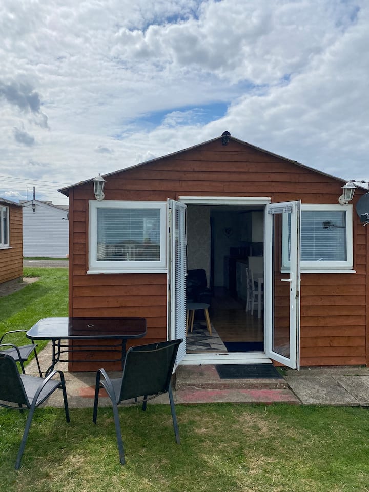 Lovely Little Chalet By The Coast/beach Arcades. - Isle of Sheppey