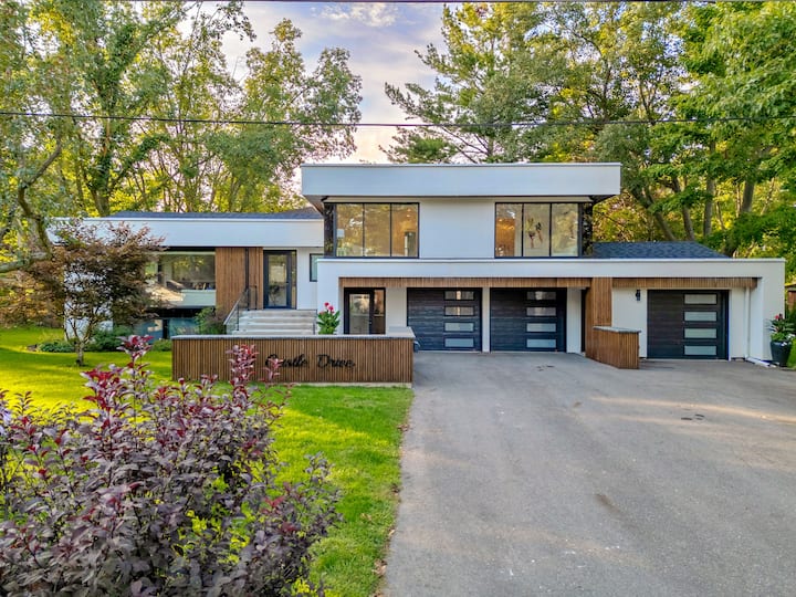 Executive Home In Barrie’s Historic Old Sunnidale - Barrie