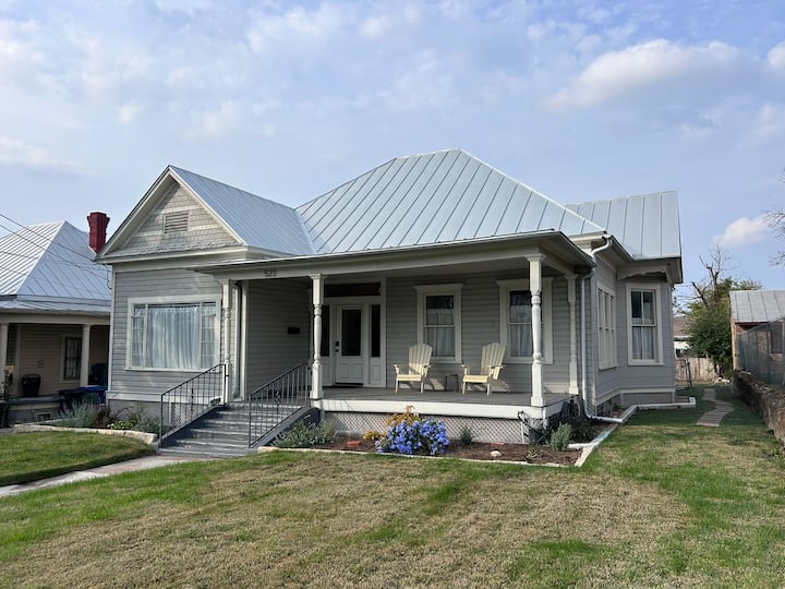 La Perla - A Fun Downtown Historic Folk Victorian! - San Antonio, TX