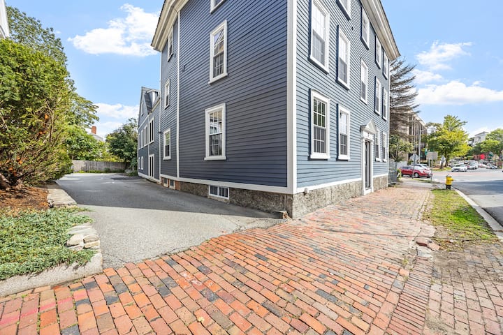 Welcome To The Benjamin Daland Historic Home - Salem, MA