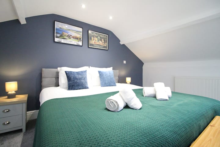 Spacious 2br Penthouse + Sofa Bed/sleeps 6/parking - Wetherby