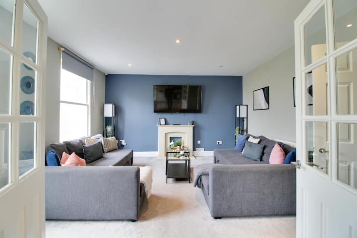 Spacious Penthouse Apartment | Parking |6 People - Knaresborough