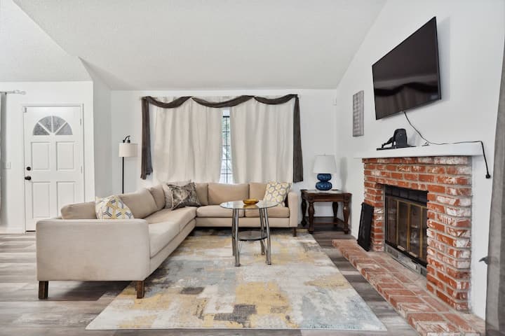 Palmdale Pool House! |4bd+3bath| Self Check-in! - Little Rock Lake, Juniper Hills