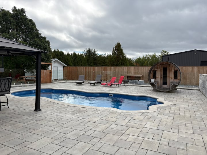 Spacious 4-bedroom Retreat With Pool & Sauna - Greater Sudbury