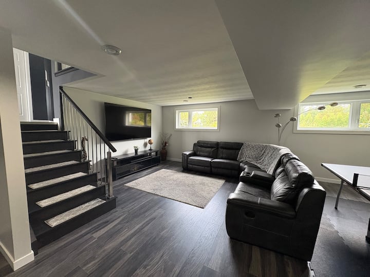 Spacious 4-bedroom Retreat With Pool & Sauna - Greater Sudbury