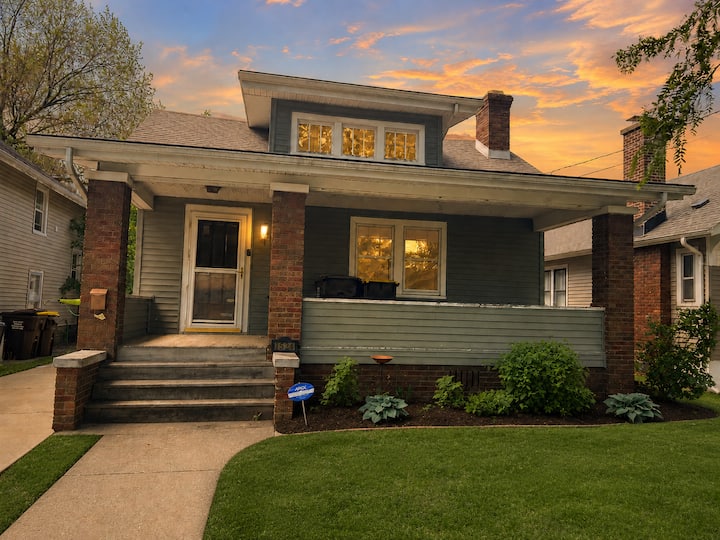 Central Rockford Stay: Hosts 4 Guests - Rockford, IL