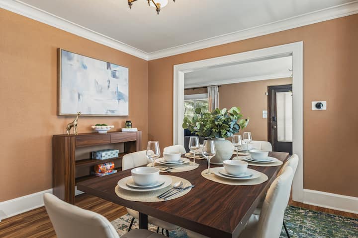 Central Rockford Stay: Hosts 4 Guests - Rockford, IL