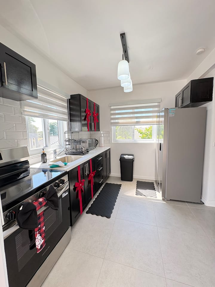 Kingston Modern Airbnb With Free Parking And Wifi! - Kingston, Jamaica